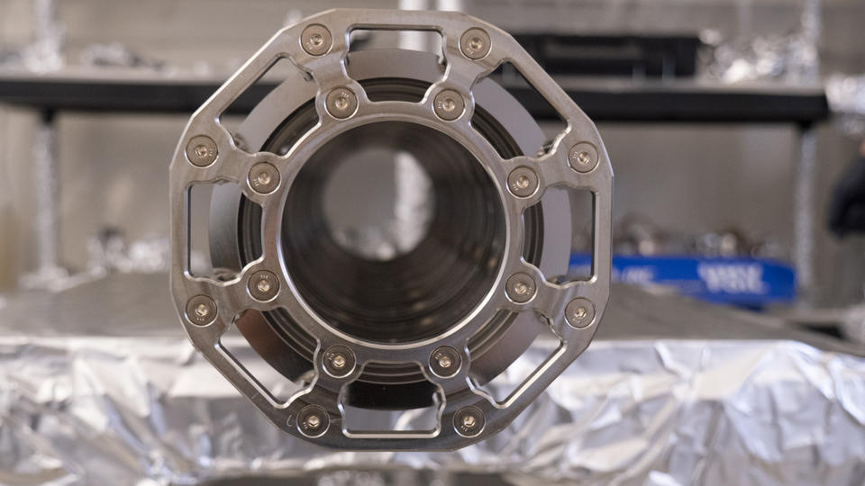 Baby bucket ion trap from end