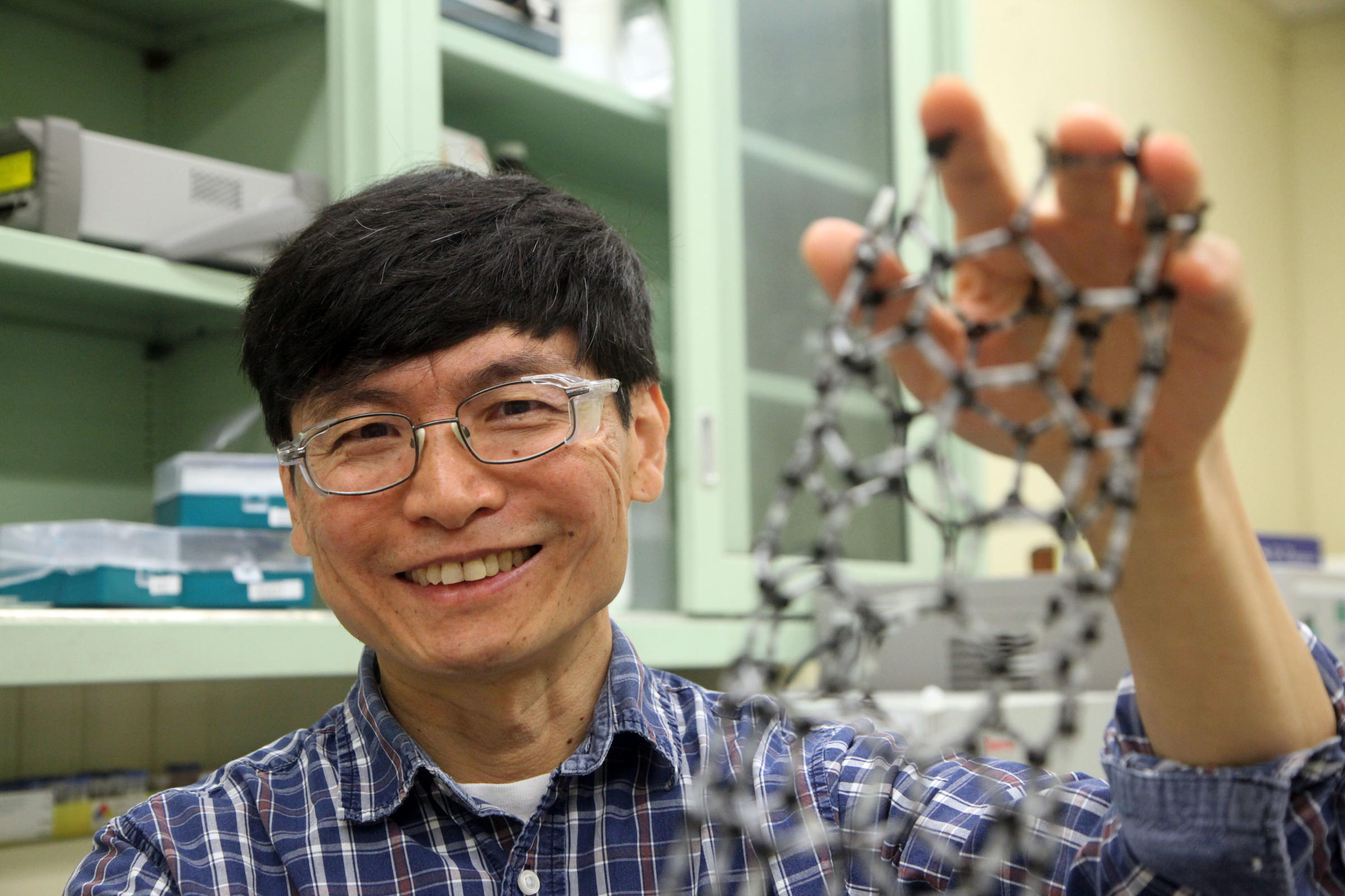 Ming Zheng With Carbon Nanotube