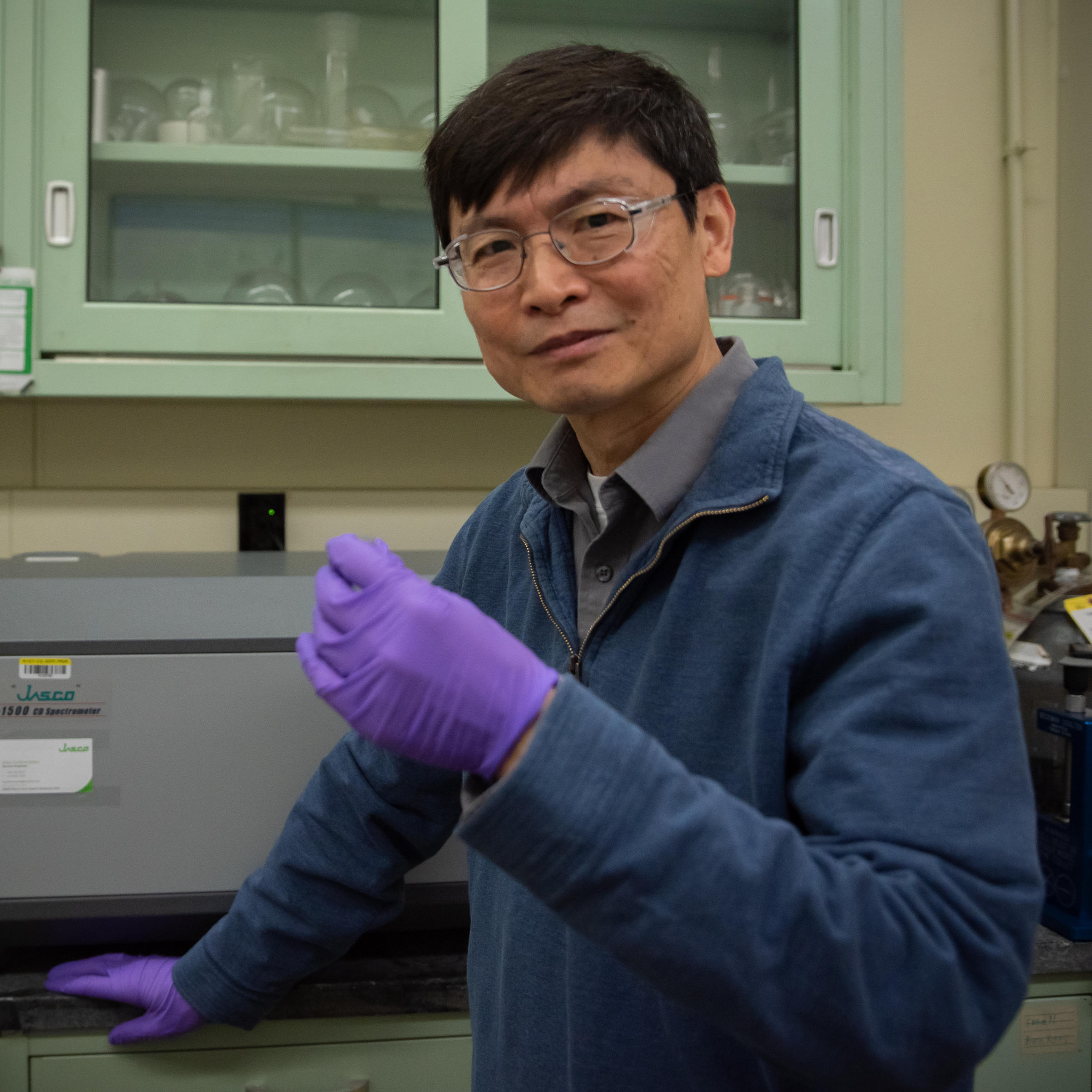 Ming Zheng in the lab